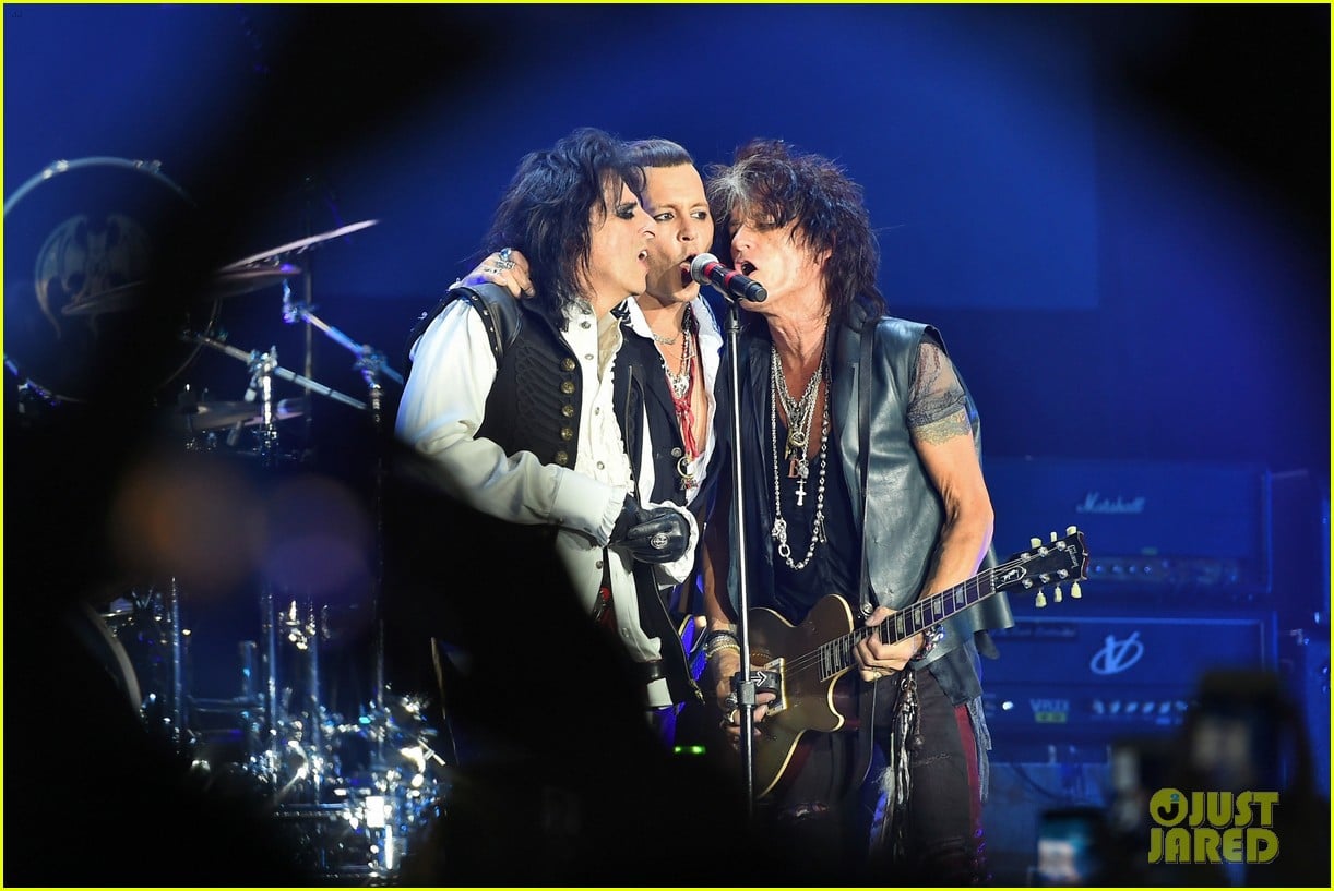 Johnny Depp Gets Bras Thrown at Him at The Hollywood Vampires Moscow ...