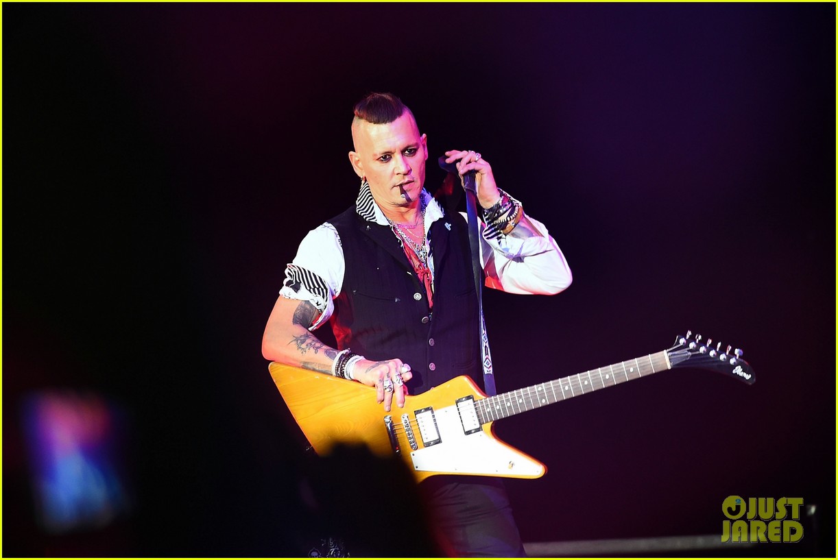 Johnny Depp Gets Bras Thrown at Him at The Hollywood Vampires Moscow ...