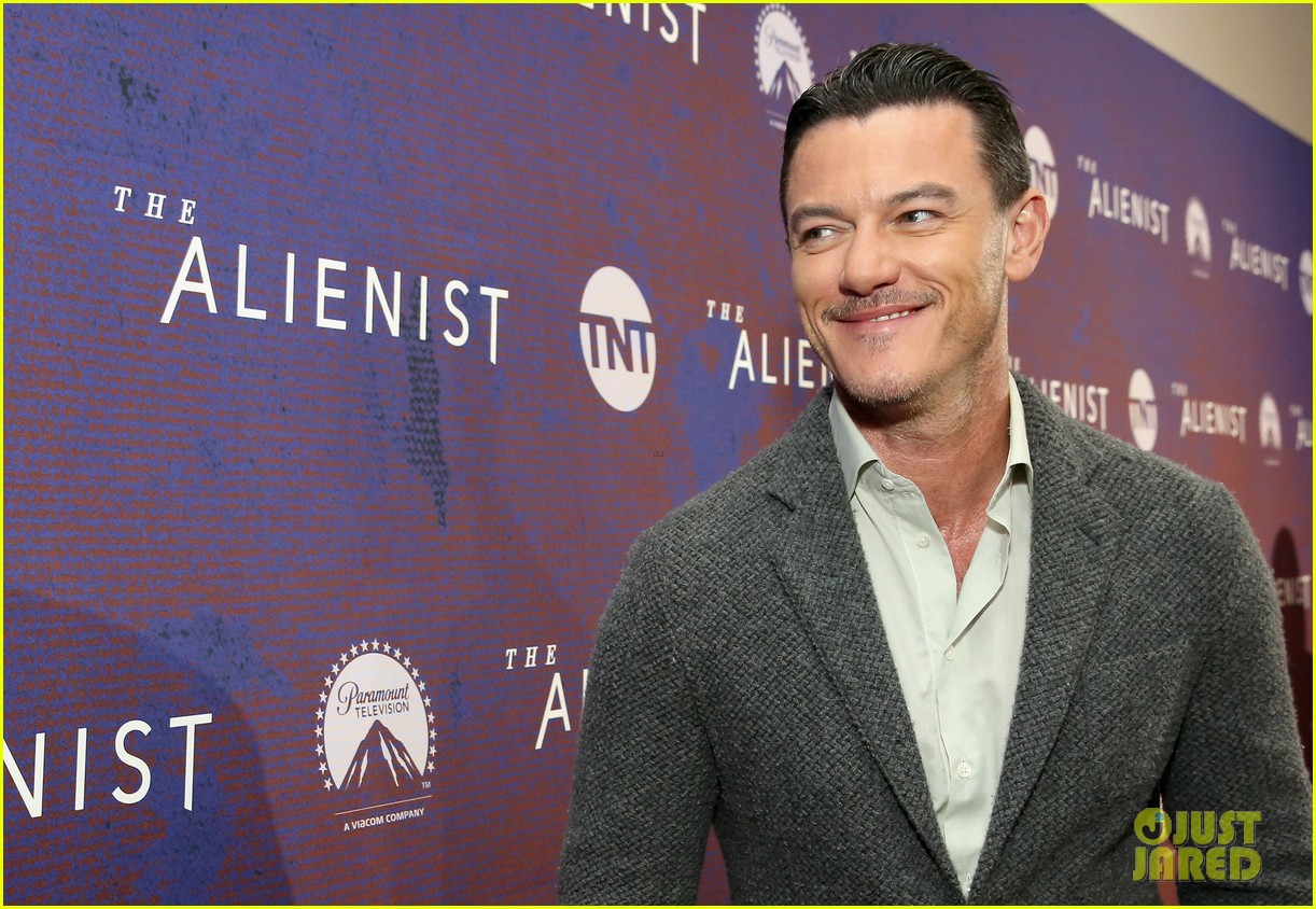 Luke Evans, Dakota Fanning, & Daniel Bruhl Promote 'The Alienist' in ...