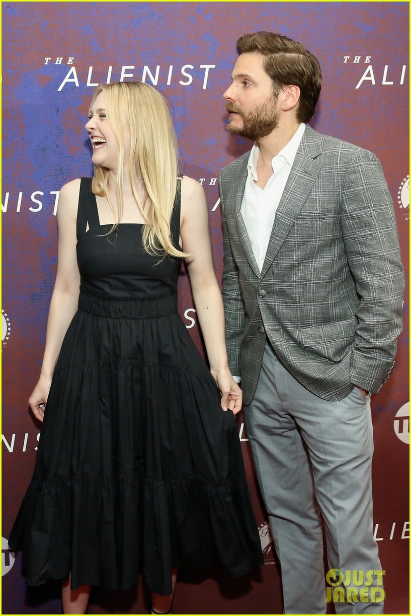 Luke Evans, Dakota Fanning, & Daniel Bruhl Promote 'The Alienist' in ...