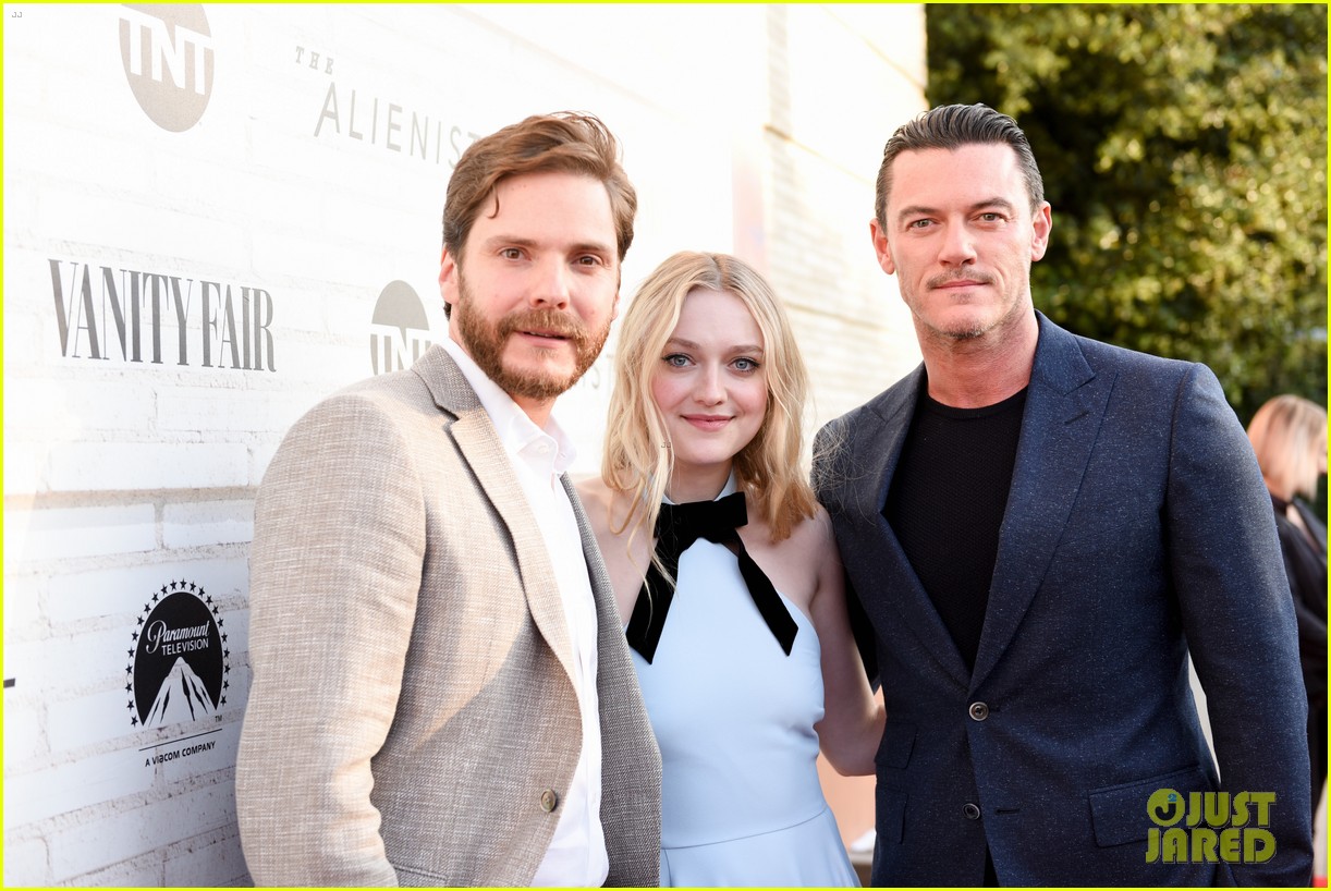 Luke Evans, Dakota Fanning, & Daniel Bruhl Promote 'The Alienist' at ...