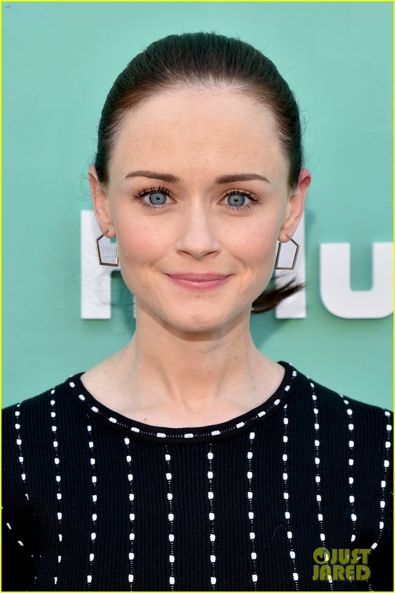 Elisabeth Moss, Mindy Kaling, Blake Griffin & More Buddy Up at Hulu ...