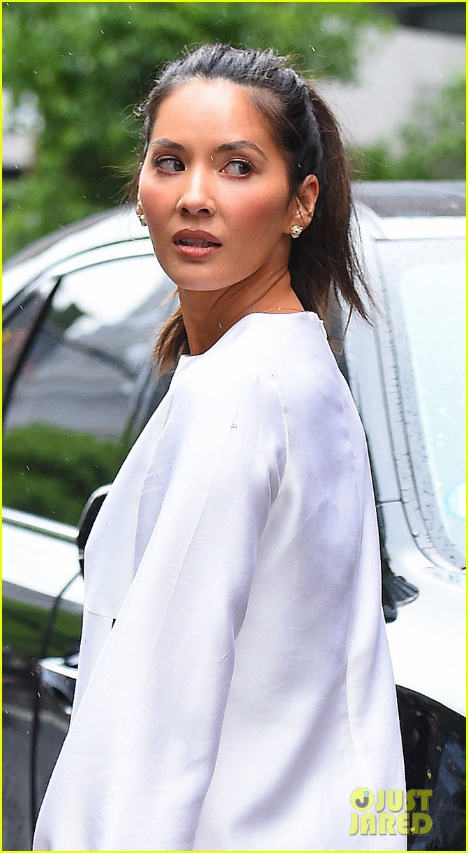 Olivia Munn Stays Stylish in the Rain in New York City!: Photo 4089366 ...