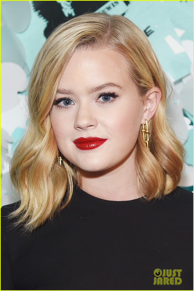 Sarah Paulson Hangs Out in NYC with Reese Witherspoon's Daughter Ava ...