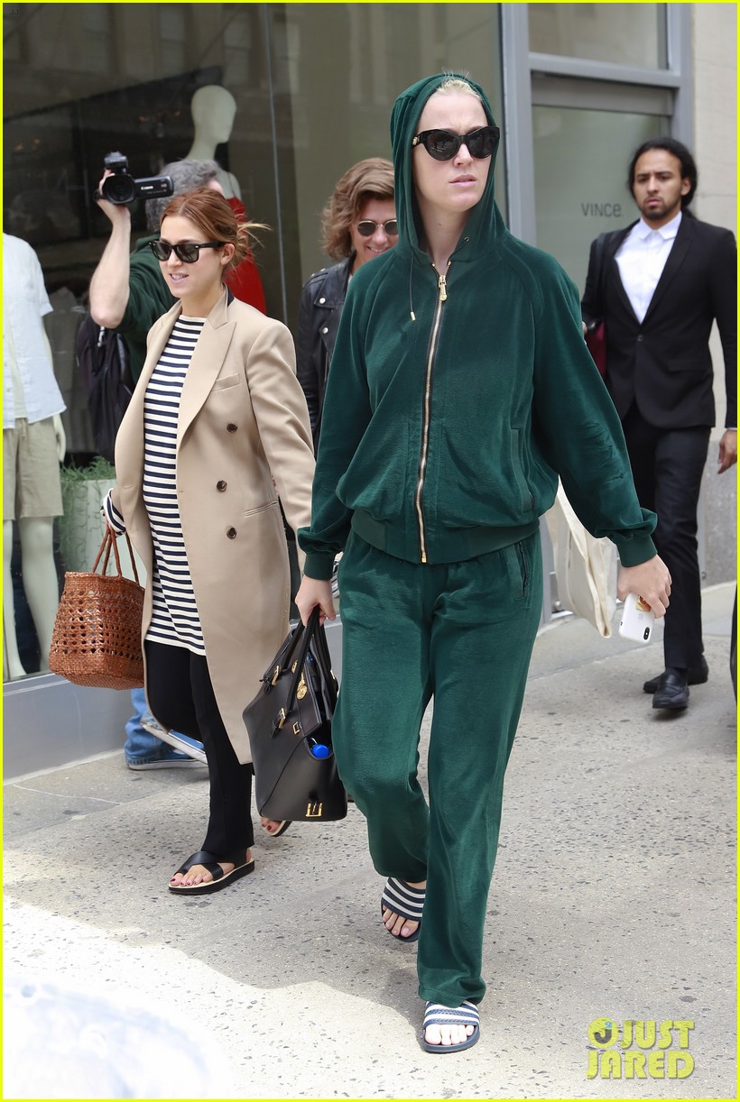 Katy Perry Crafts Perfect Response After Luke Bryan Jokes That She's ...