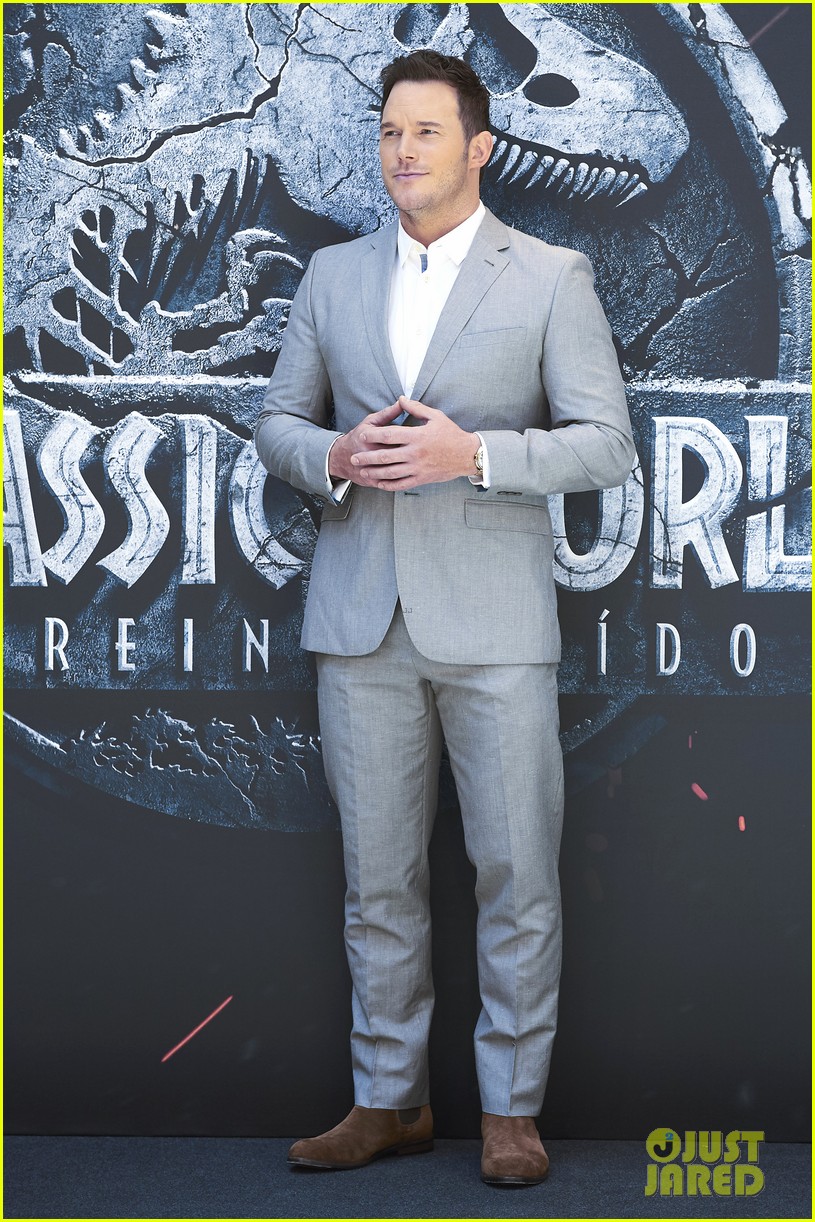 Chris Pratt & Bryce Dallas Howard Need Service Raptor on Their Flight ...