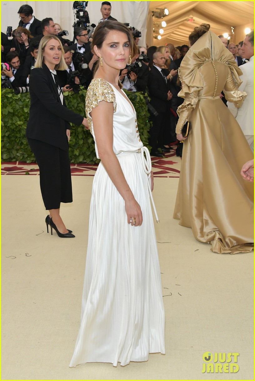 Keri Russell & Matthew Rhys Walk the Met Gala Carpet Together: Photo ...