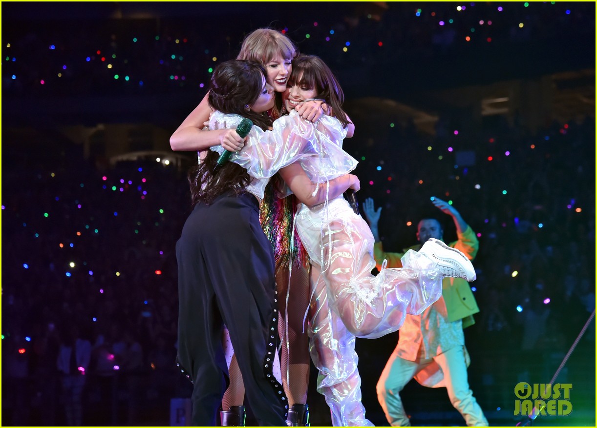 Taylor Swift Sings Shake It Off With Camila Cabello Charli Xcx On