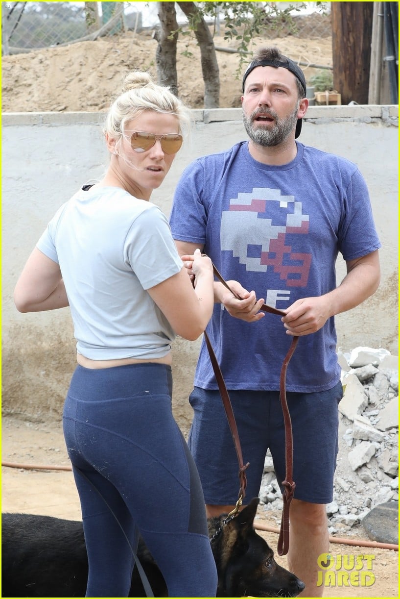 Ben Affleck & Lindsay Shookus Take Her Parents for a Hike: Photo ...