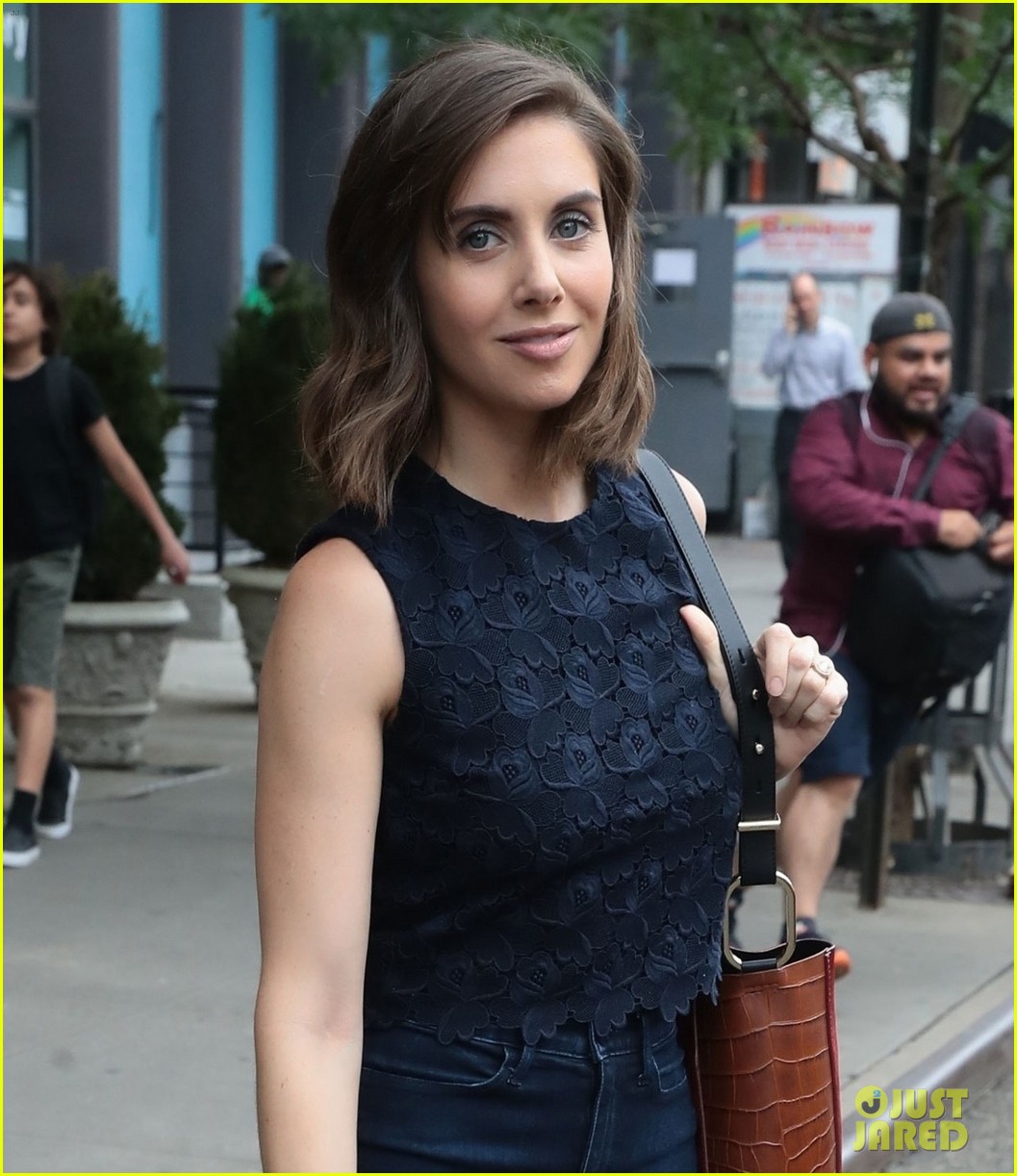 Alison Brie Can Do Impressive One-Arm Pull-Ups! (Video): Photo 4104761 ...