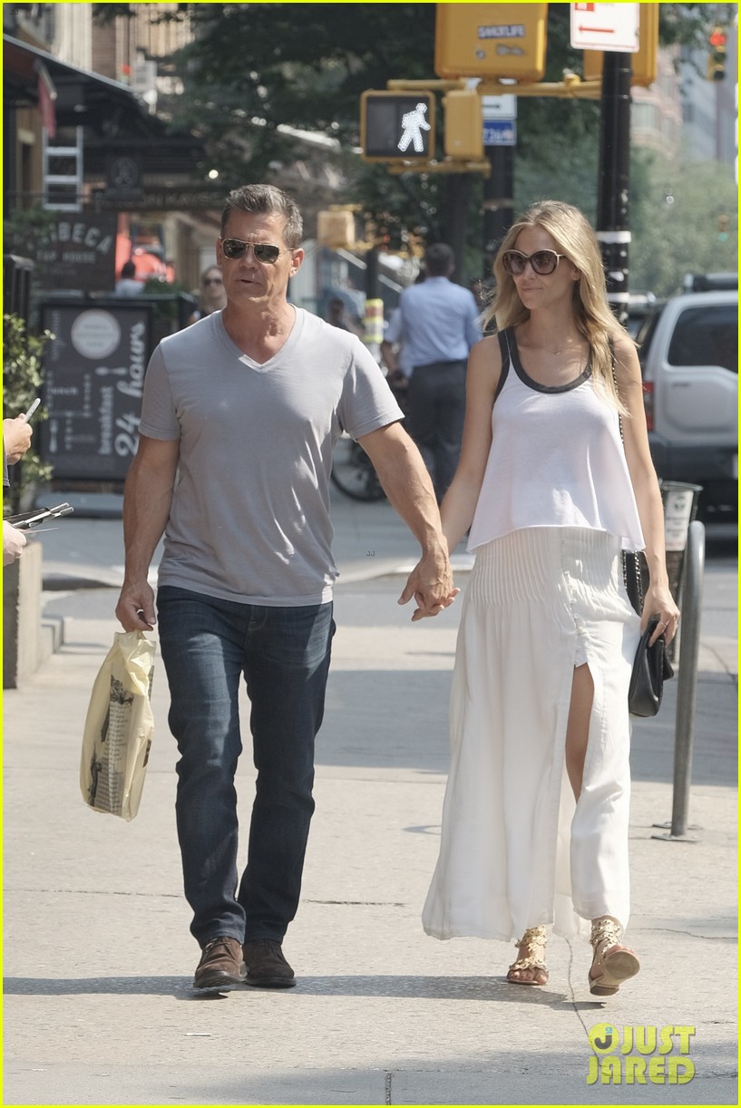 Josh Brolin & Wife Kathryn Enjoy a Beautiful Day in New York: Photo ...