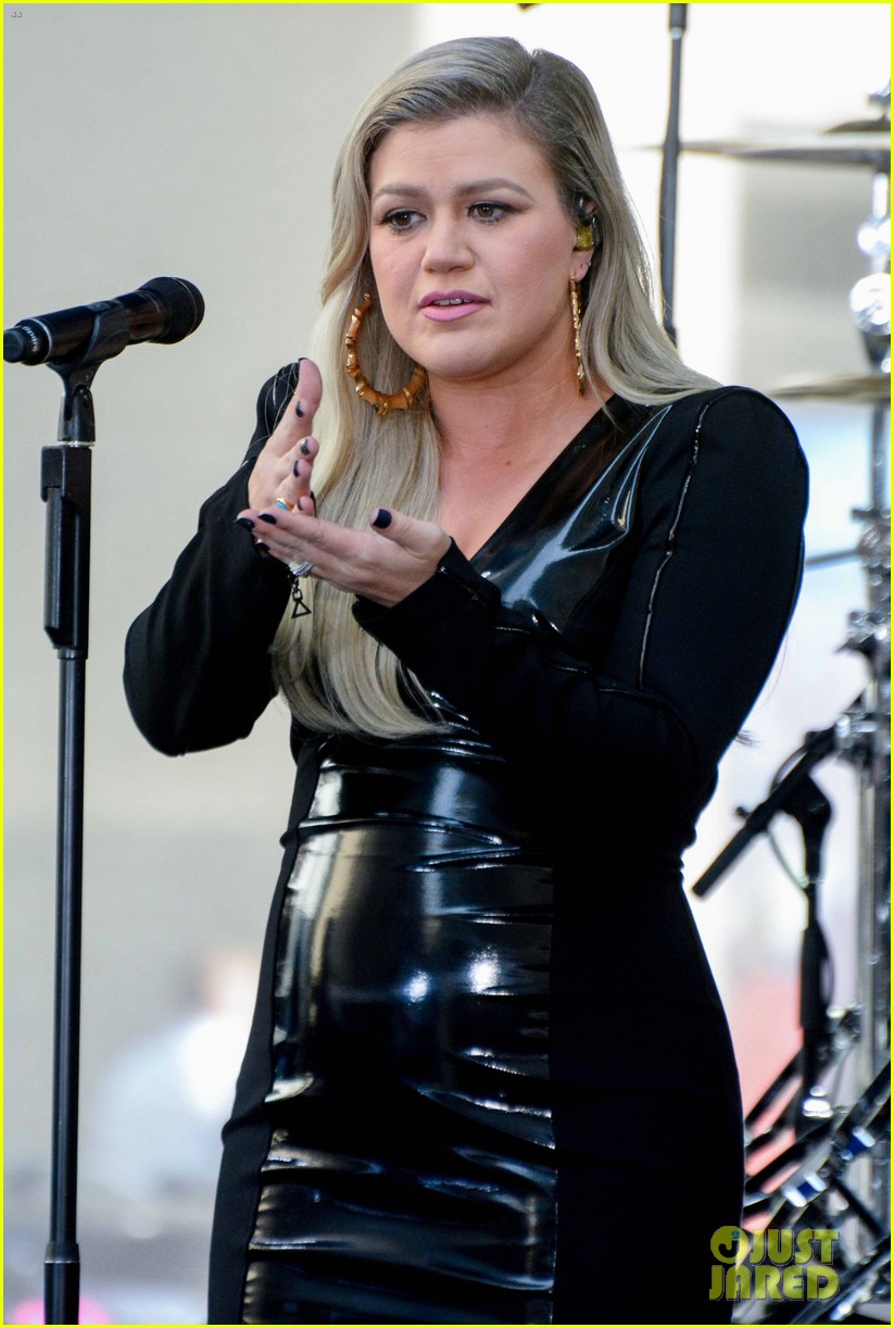 Kelly Clarkson Revisits Her First Single During 'Today' Concert!: Photo ...