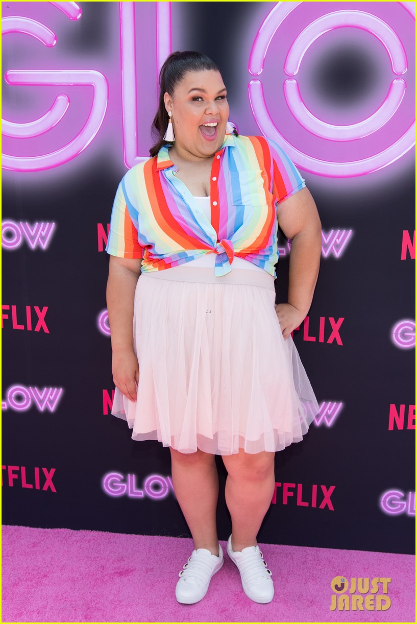 'Glow' Cast Celebrates Season 2 With 80's Takeover of Venice Beach ...