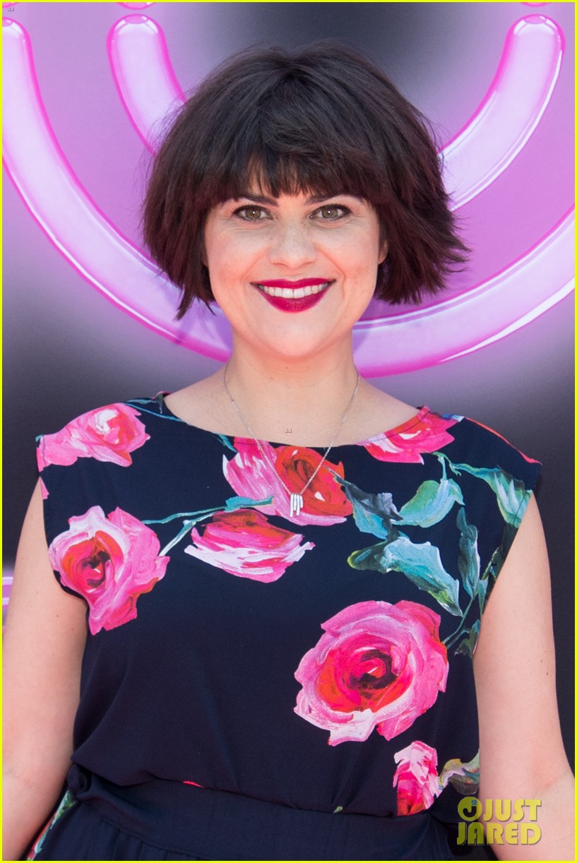 'Glow' Cast Celebrates Season 2 With 80's Takeover of Venice Beach ...