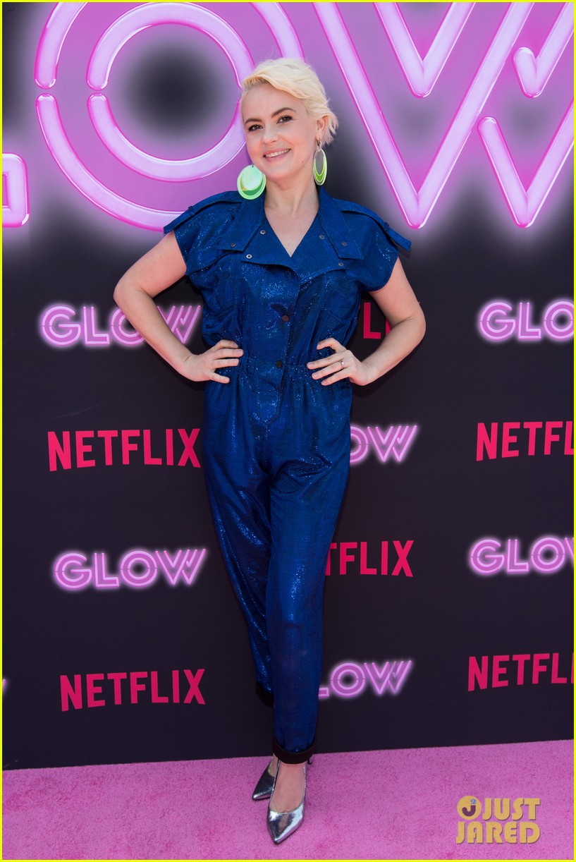 'Glow' Cast Celebrates Season 2 With 80's Takeover of Venice Beach ...