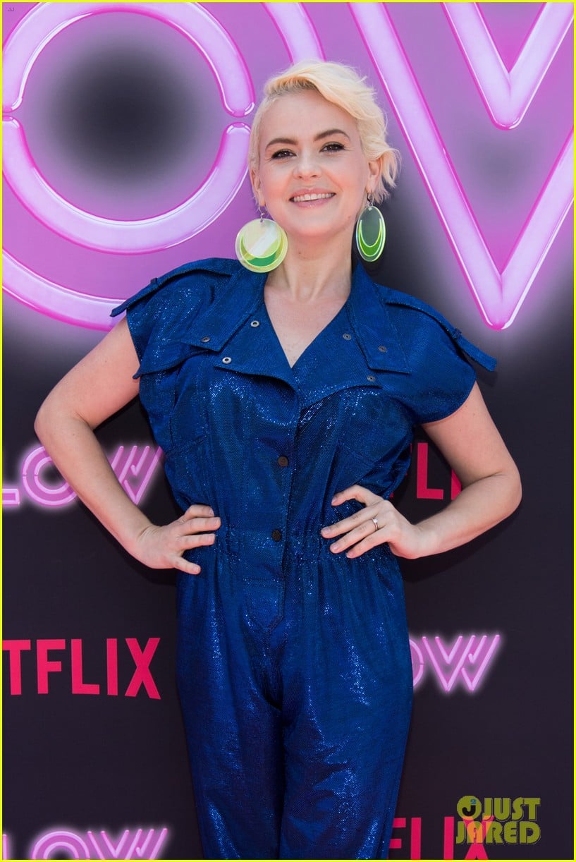 'Glow' Cast Celebrates Season 2 With 80's Takeover of Venice Beach ...