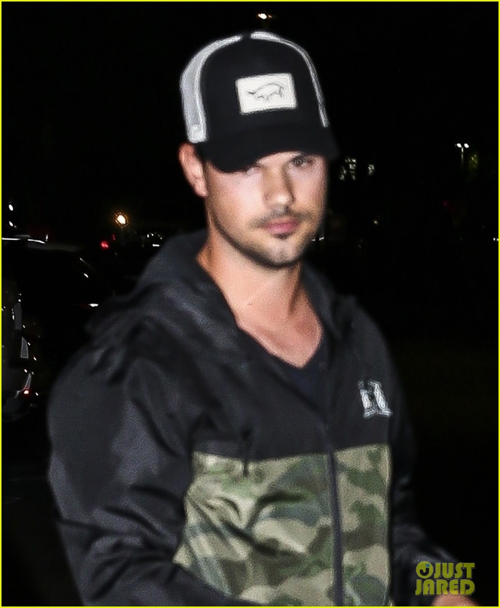 Taylor Lautner Keeps It Casual for Dinner at Katsuya - See Pics!: Photo ...