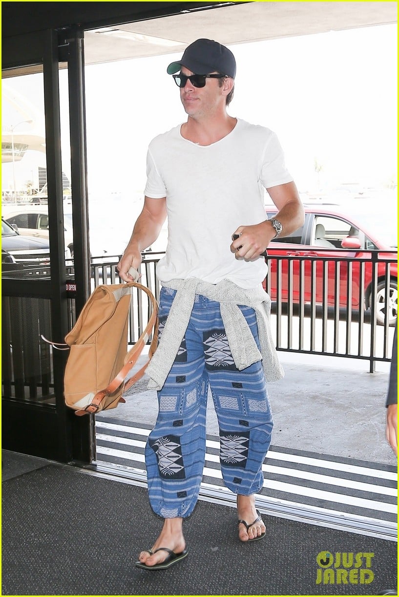 Chris Pine Goes Casual in White Tee & Flip Flops at the Airport: Photo ...