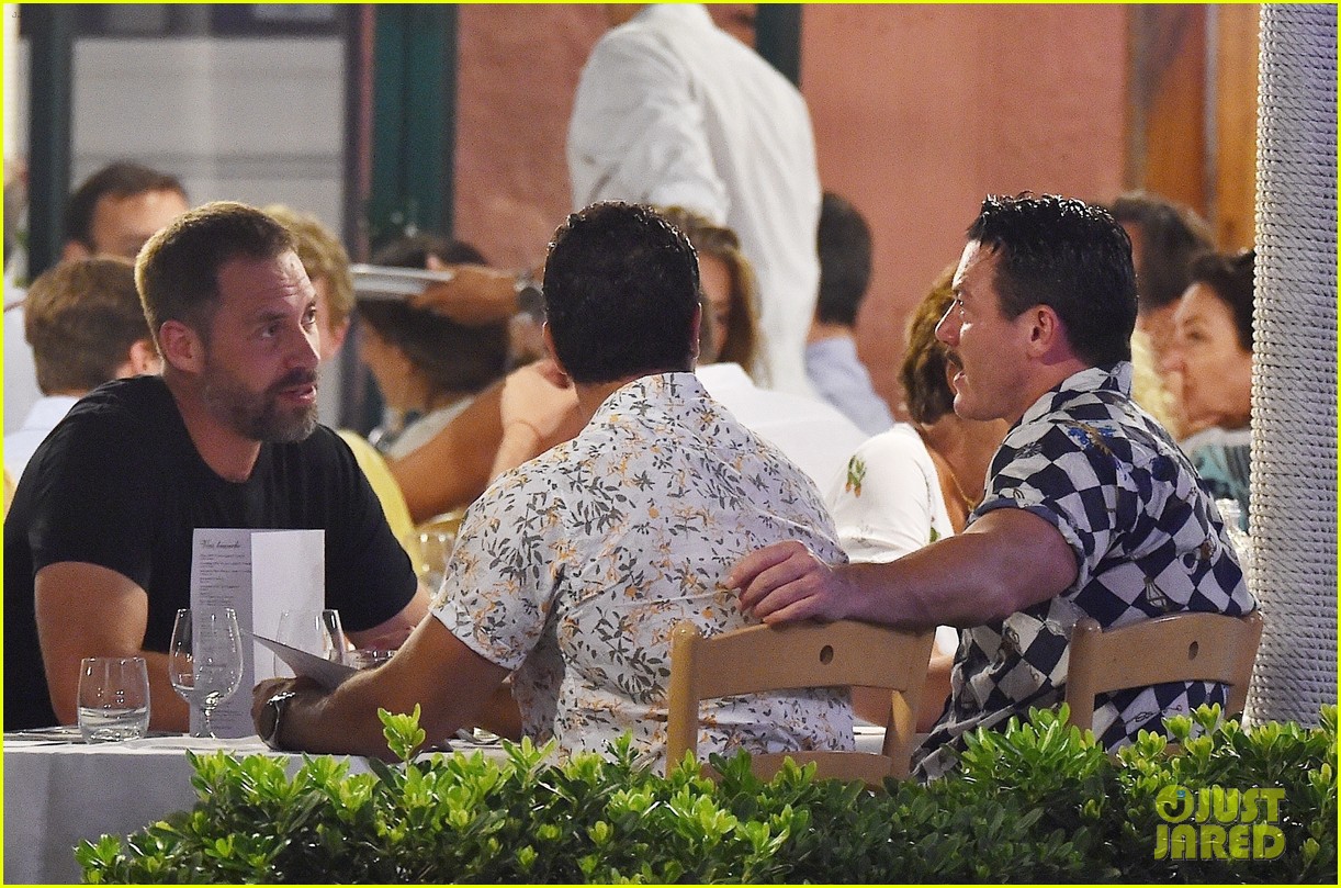 Luke Evans & Victor Turpin Eat Dinner with Friends in Italy: Photo ...