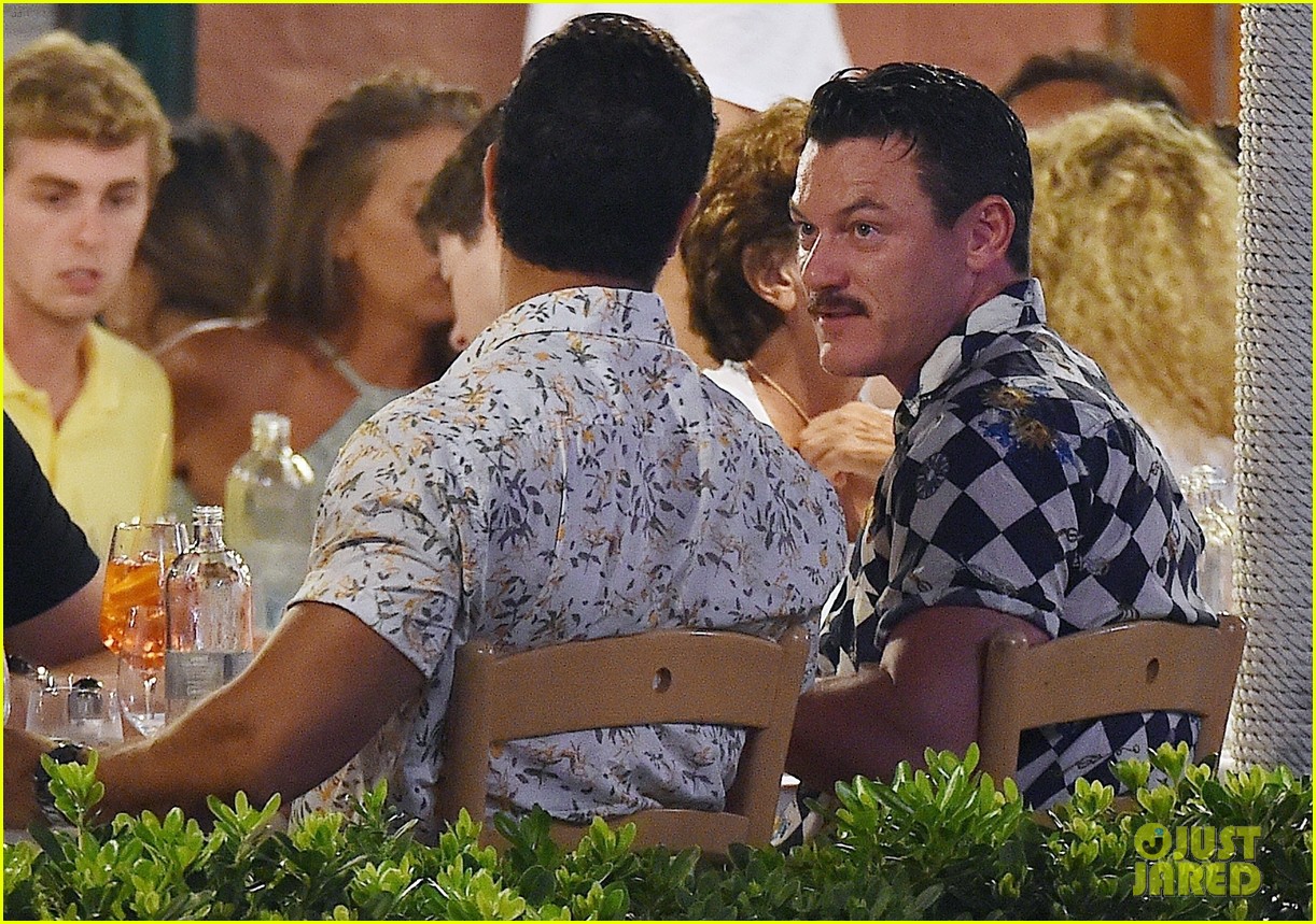 Luke Evans & Victor Turpin Eat Dinner with Friends in Italy: Photo ...