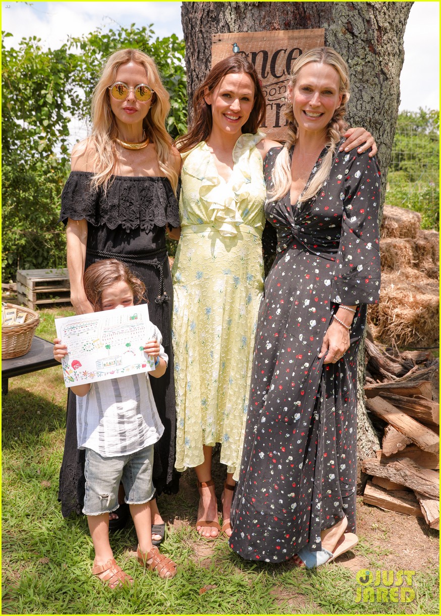 Jennifer Garner Hosts Once Upon a Farm Event!: Photo 4114687 | Jennifer ...
