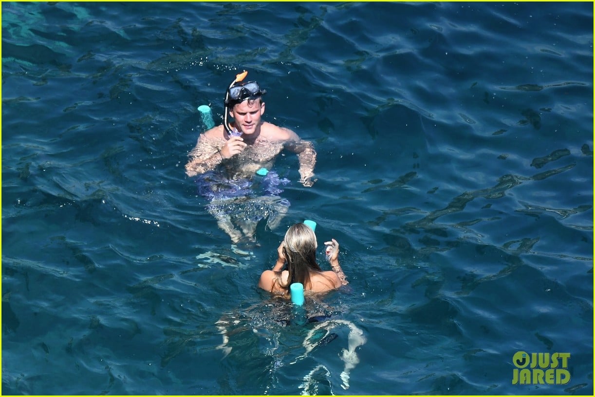 Shirtless Jeremy Irvine & Girlfriend Jodie Spencer Hit the Beach in ...