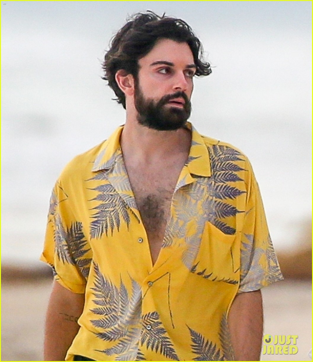 Elizabeth Olsen & Boyfriend Robbie Arnett Hit the Beach in Mexico ...