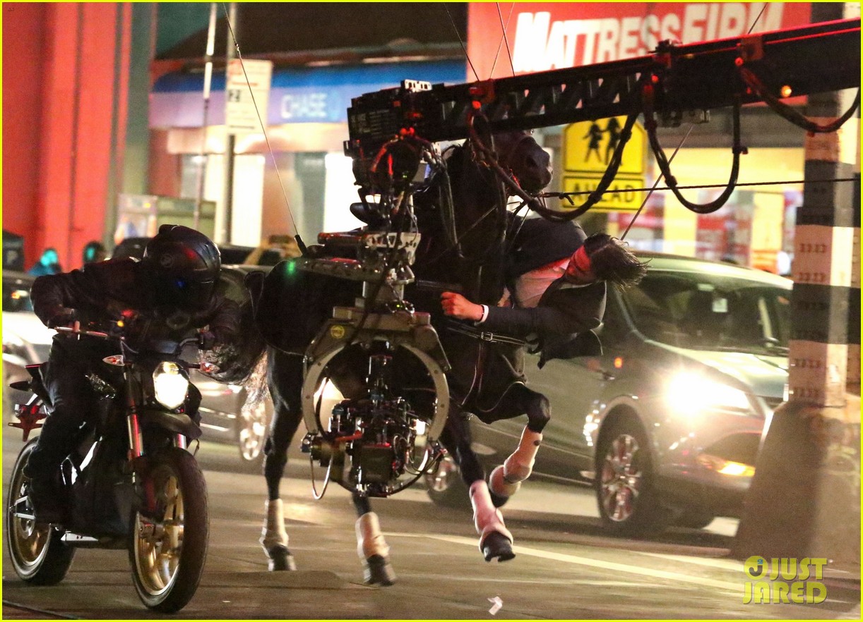 Keanu Reeves Performs This Crazy Stunt on a Horse for 'John Wick 3 ...