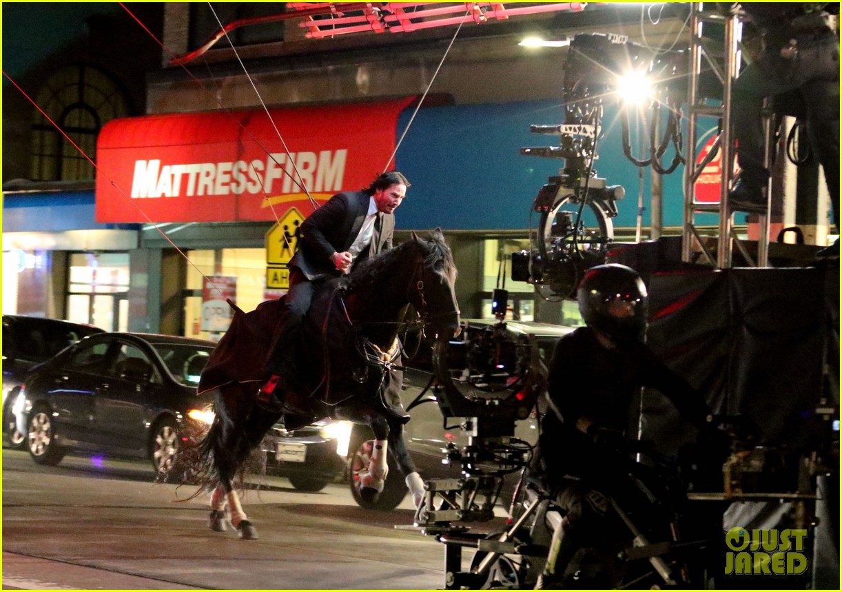 Keanu Reeves Performs This Crazy Stunt on a Horse for 'John Wick 3 ...