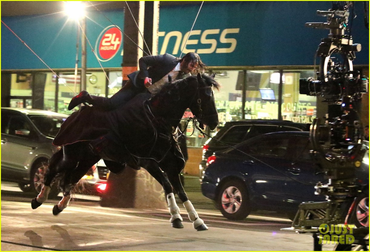 Keanu Reeves Performs This Crazy Stunt on a Horse for 'John Wick 3 ...