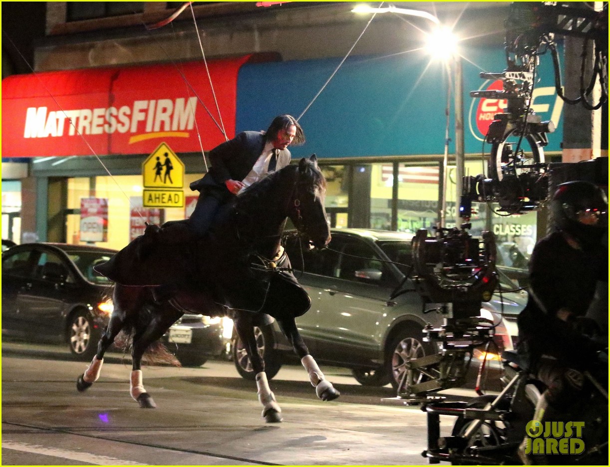 Keanu Reeves Performs This Crazy Stunt on a Horse for 'John Wick 3 ...