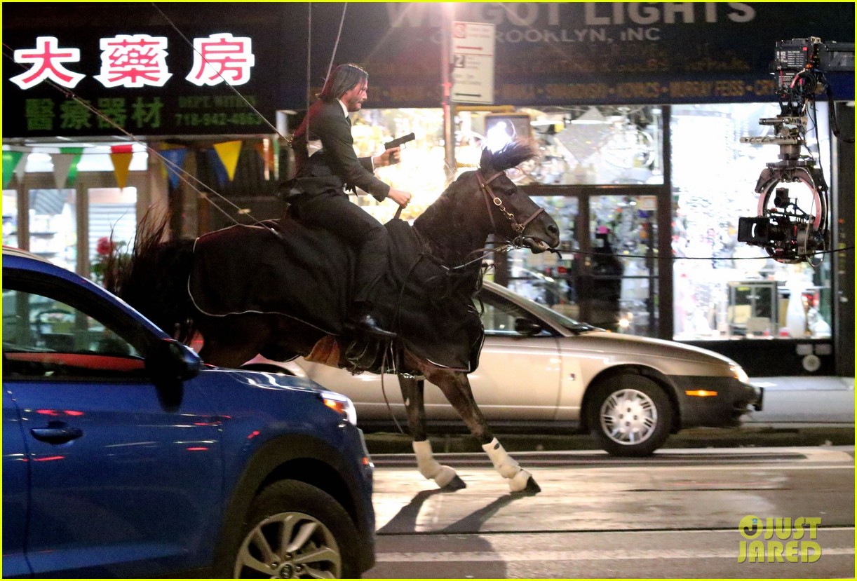 Keanu Reeves Performs This Crazy Stunt on a Horse for 'John Wick 3 ...