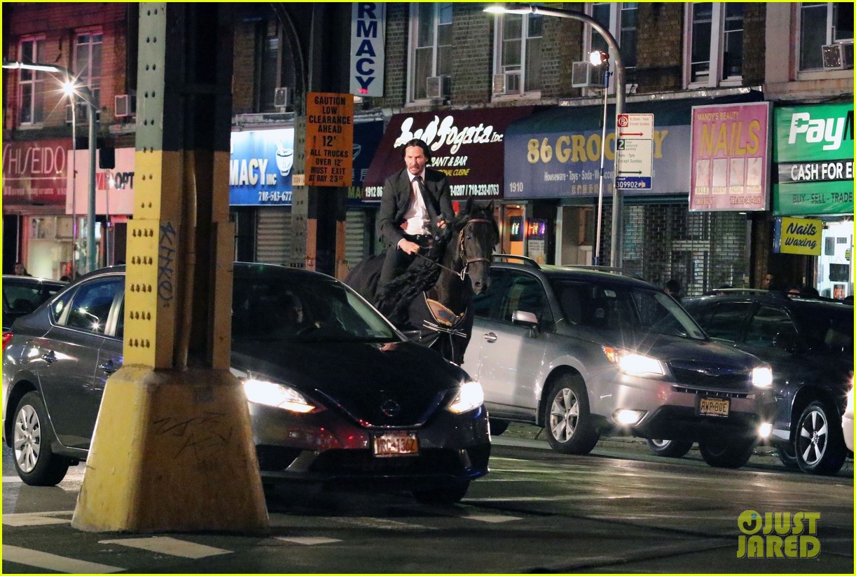 Keanu Reeves Performs This Crazy Stunt on a Horse for 'John Wick 3 ...