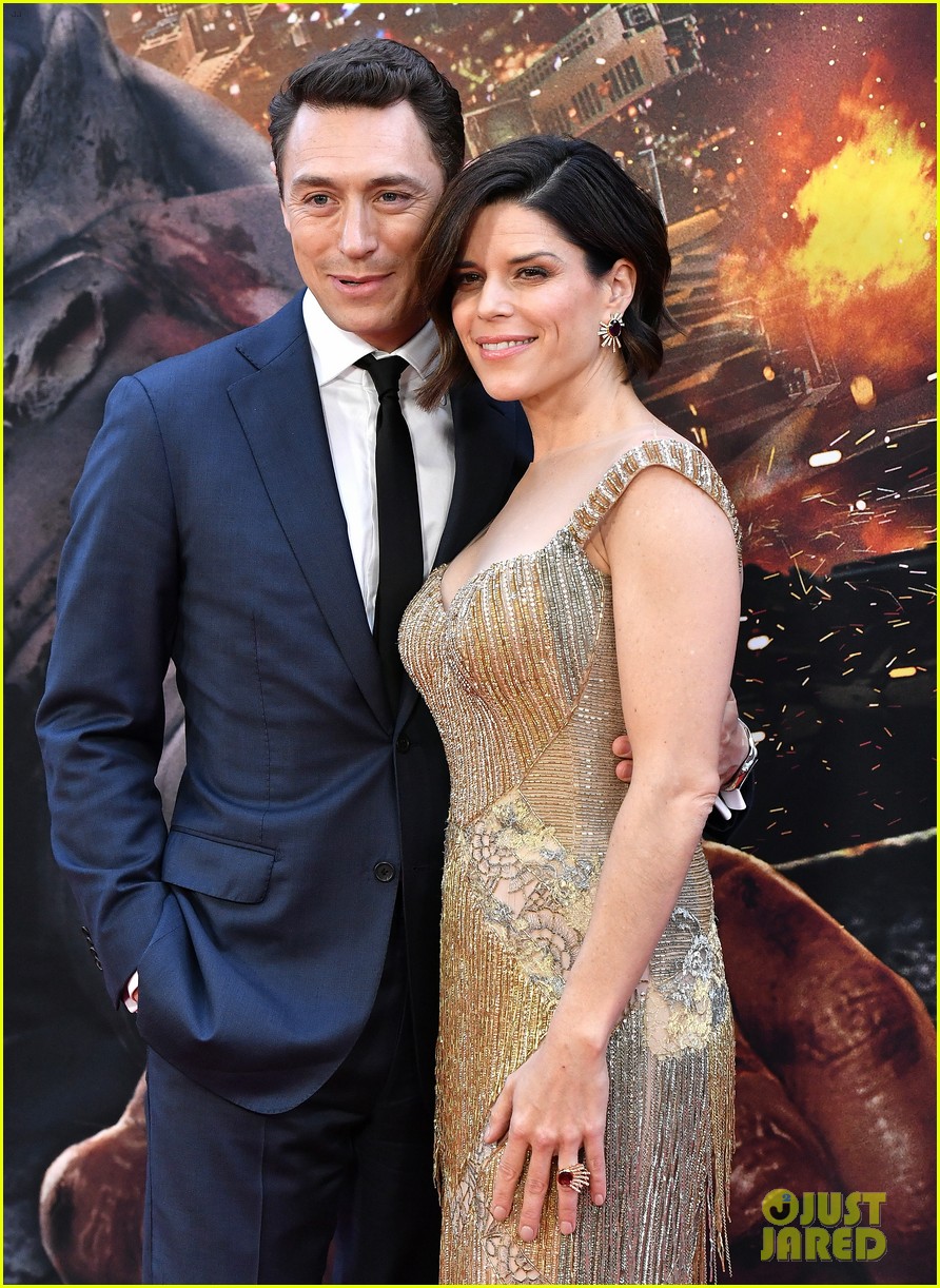 Dwayne Johnson & Neve Campbell Premiere 'Skyscraper' in NYC: Photo ...