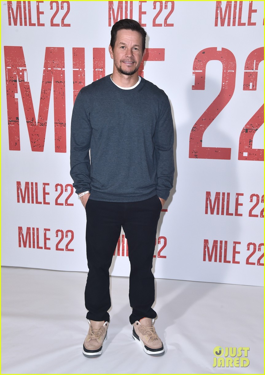 Mark Wahlberg Joins Lauren Cohan & Ronda Rousey at 'Mile 22' Photo Call ...