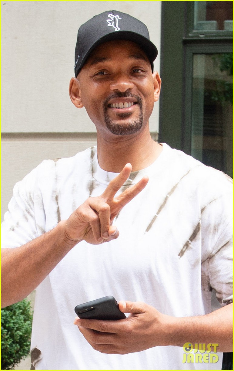 Will Smith Throws Up the Peace Sign in NYC! : Photo 4120197 | Will ...