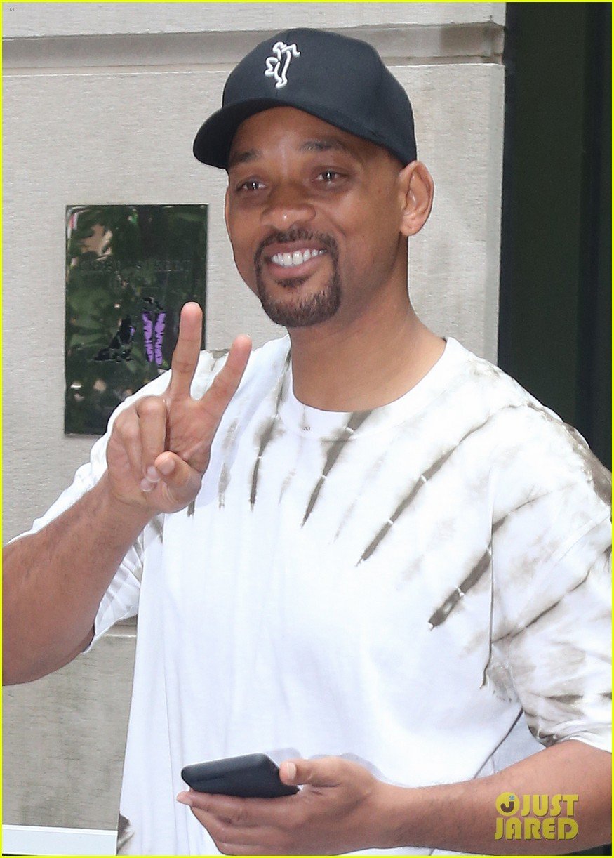 Will Smith Throws Up the Peace Sign in NYC! : Photo 4120199 | Will ...