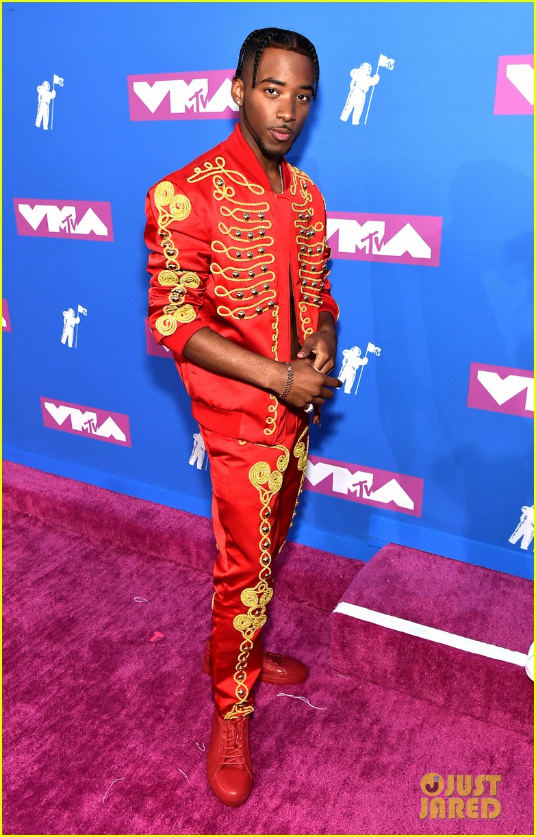 Algee Smith Ditches His Shirt For MTV VMAs Carpet!: Photo 4132183 ...