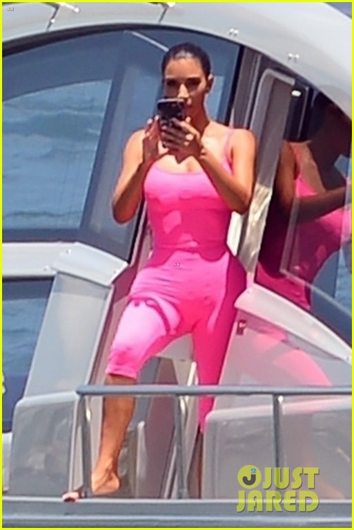 Kim Kardashian Flaunts Curves on a Yacht in Miami!: Photo 4130073 ...
