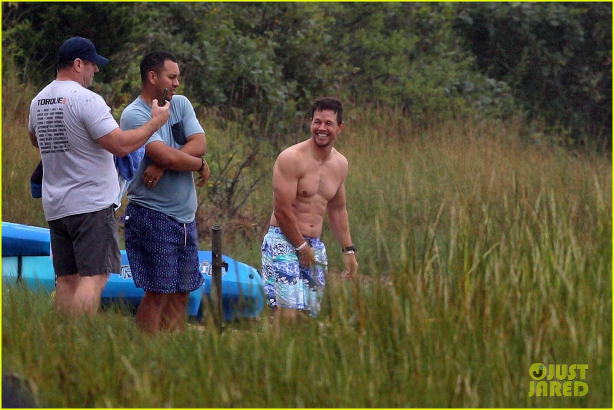 Mark Wahlberg Puts His Ripped Shirtless Body on Display!: Photo 4133224 ...