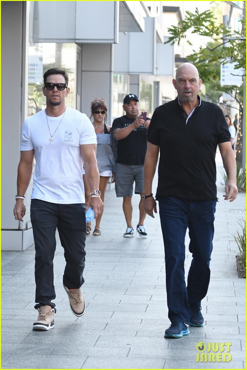 Mark Wahlberg Looks So Buff While Stepping Out in Beverly Hills!: Photo ...