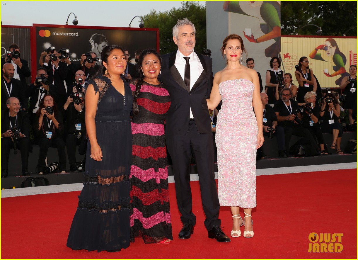 Photo: naomi watts izabel goulart support roma cast at venice film ...