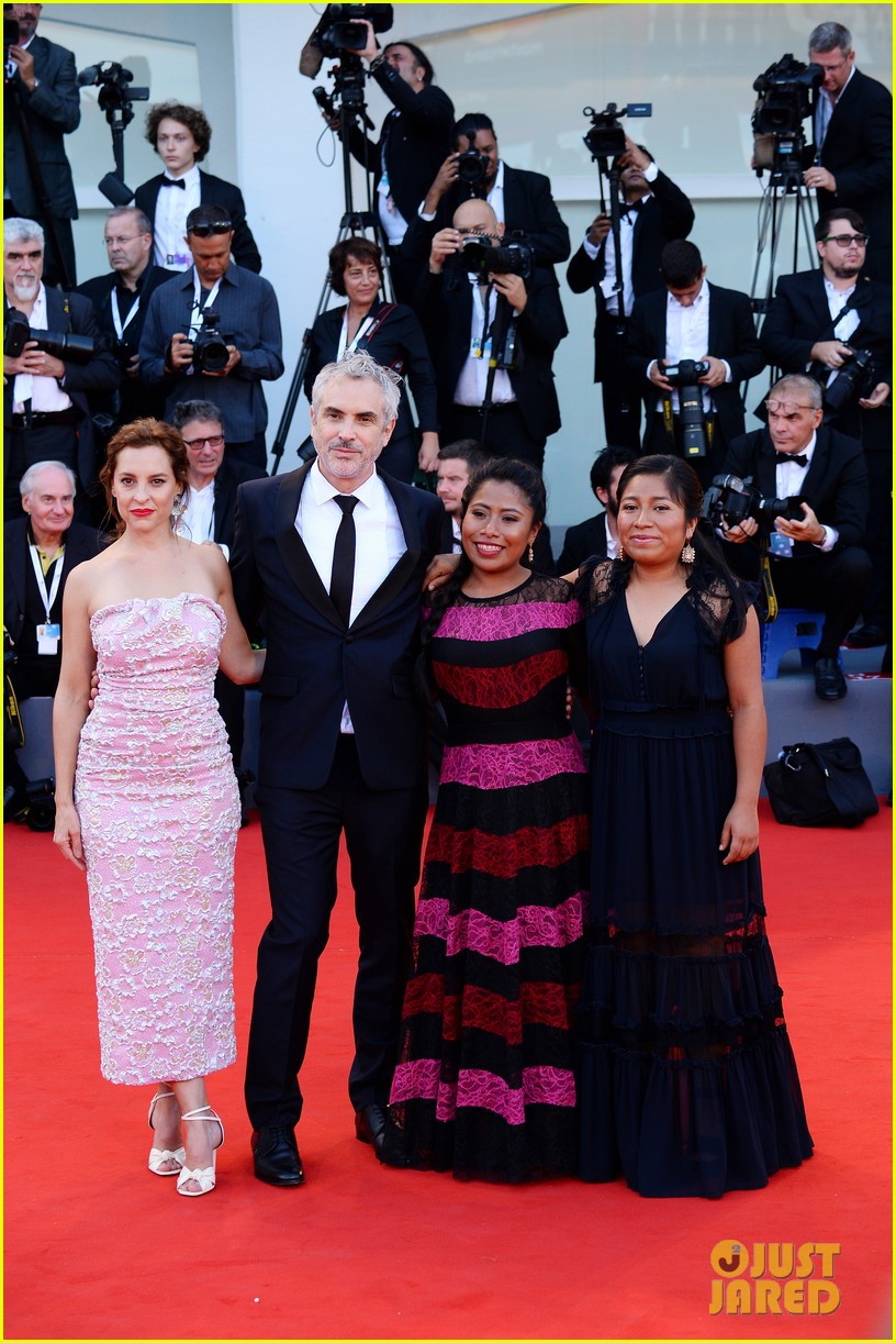 Photo: naomi watts izabel goulart support roma cast at venice film ...