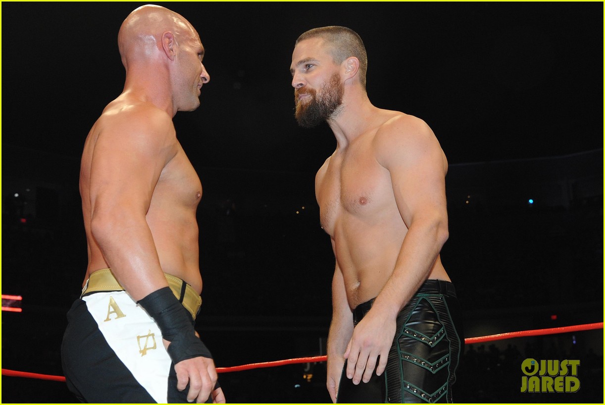 Stephen Amell Goes 'All In' for Wrestling Match - See the Shirtless ...