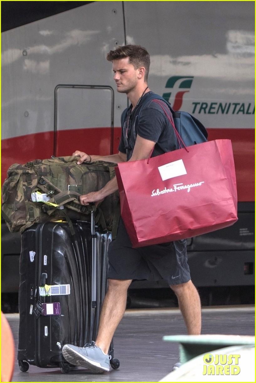 Mamma Mia's Jeremy Irvine Flaunts PDA with Girlfriend Jodie Spencer in ...
