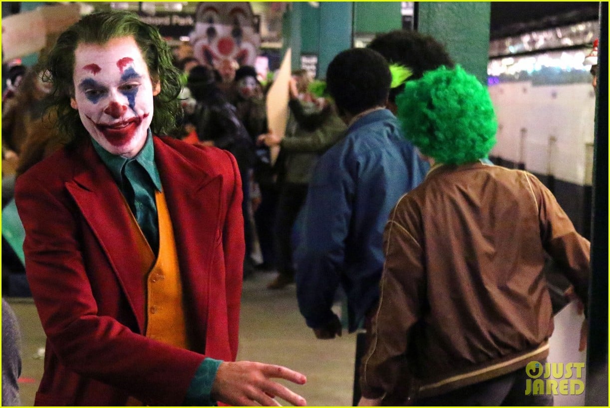 Photo: joaquin phoenix transforms into the joker filming riot scene 30 ...