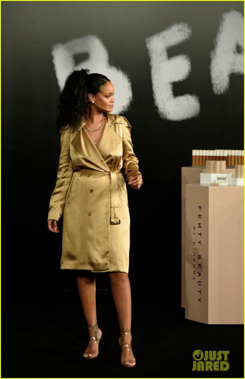 Rihanna Gives a Makeup Tutorial for Fenty Beauty Fans in Dubai: Photo ...