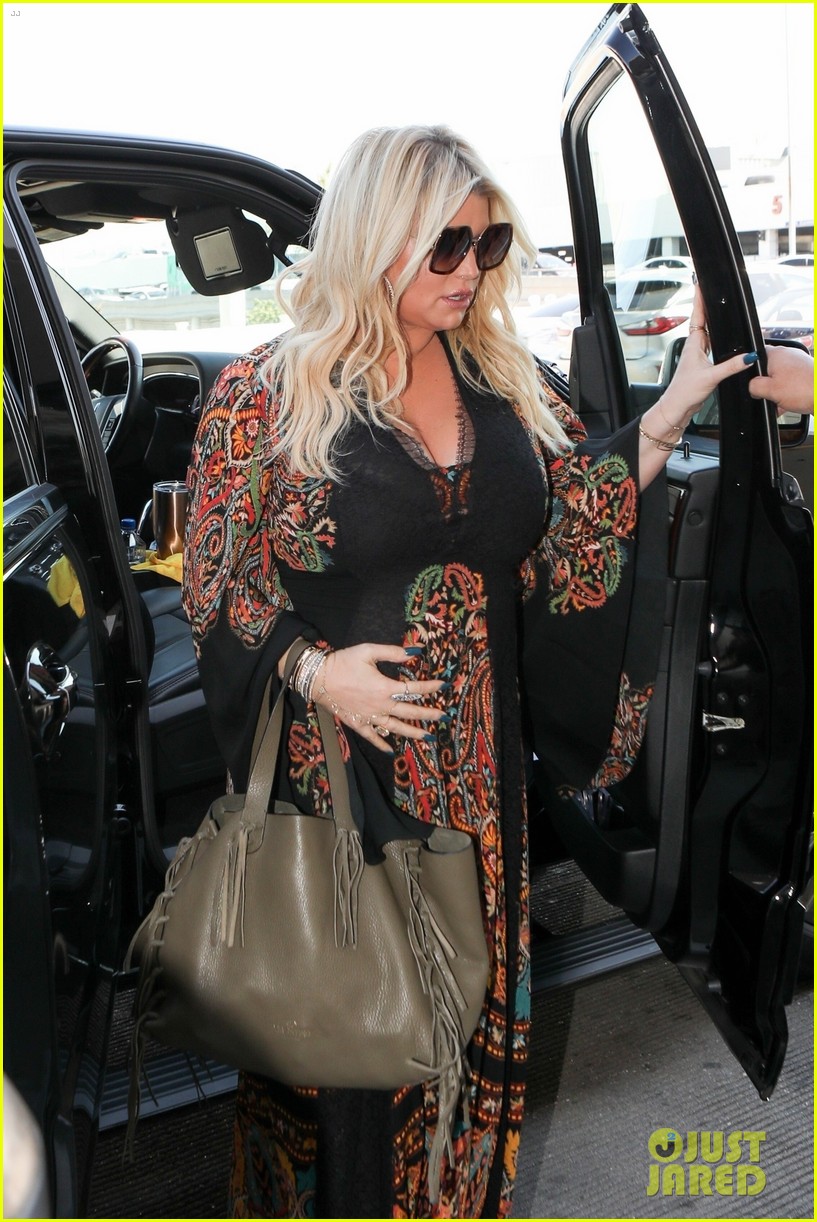 Jessica Simpson Cradles Baby Bump After Announcing Third Pregnancy ...