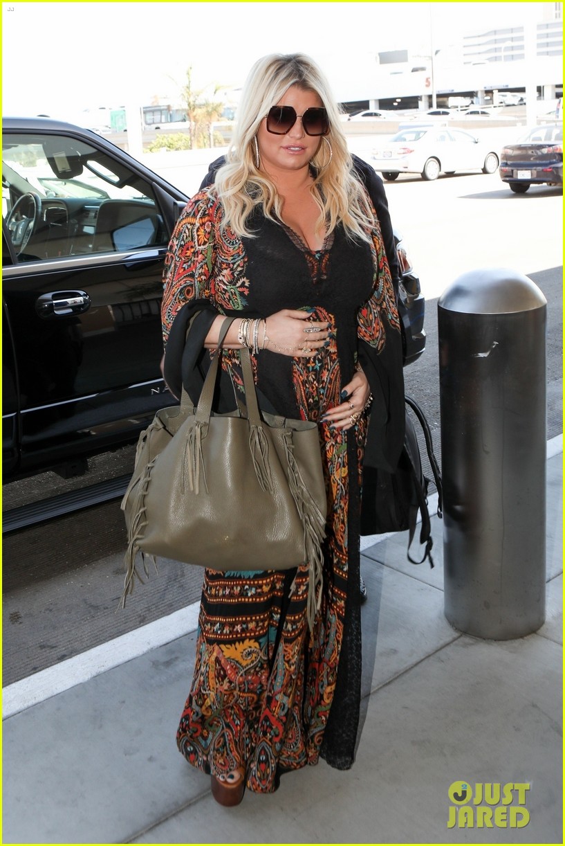 Jessica Simpson Cradles Baby Bump After Announcing Third Pregnancy ...