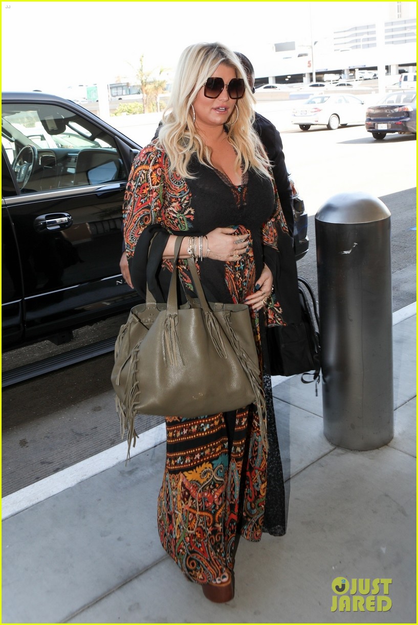Jessica Simpson Cradles Baby Bump After Announcing Third Pregnancy ...